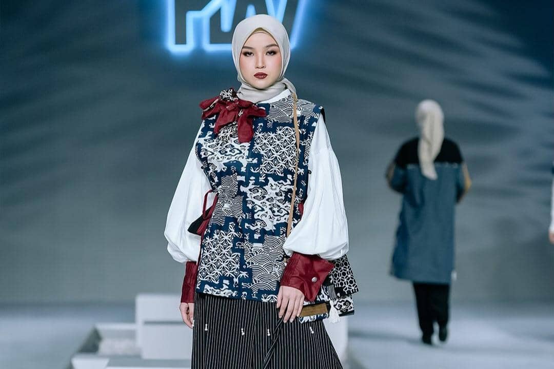 7 Tren Outfit Wanita Hijab 2026, Earth Tone sampai Monogram | Popbela.com