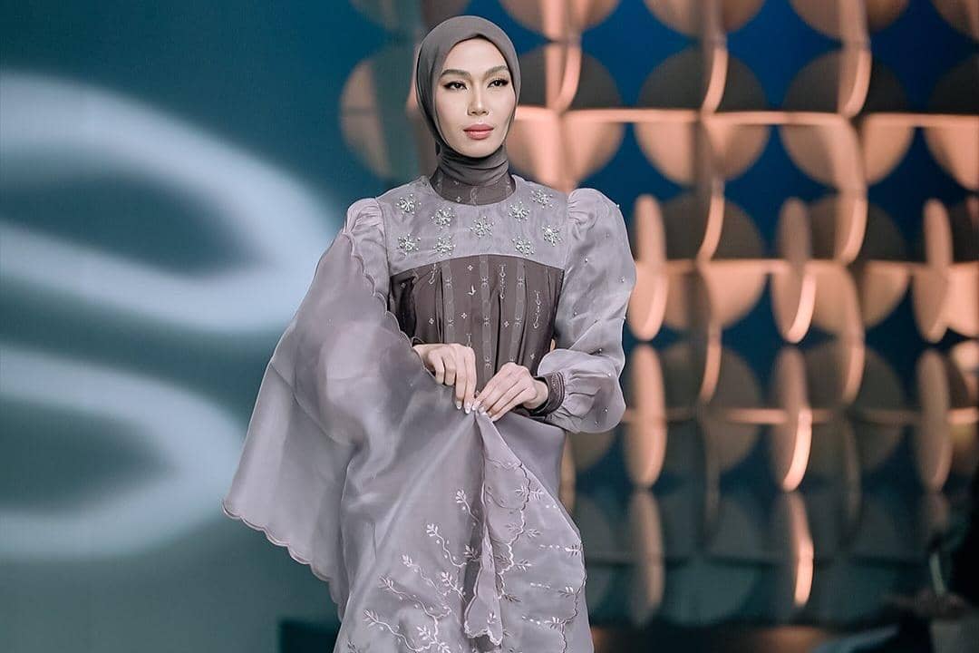 7 Tren Outfit Wanita Hijab 2026, Earth Tone sampai Monogram | Popbela.com
