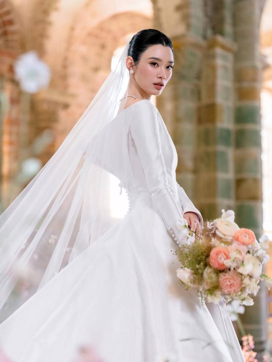 Gaya Bridal Look Ming Xi dengan Gaun Kustom Dior Haute Couture ...